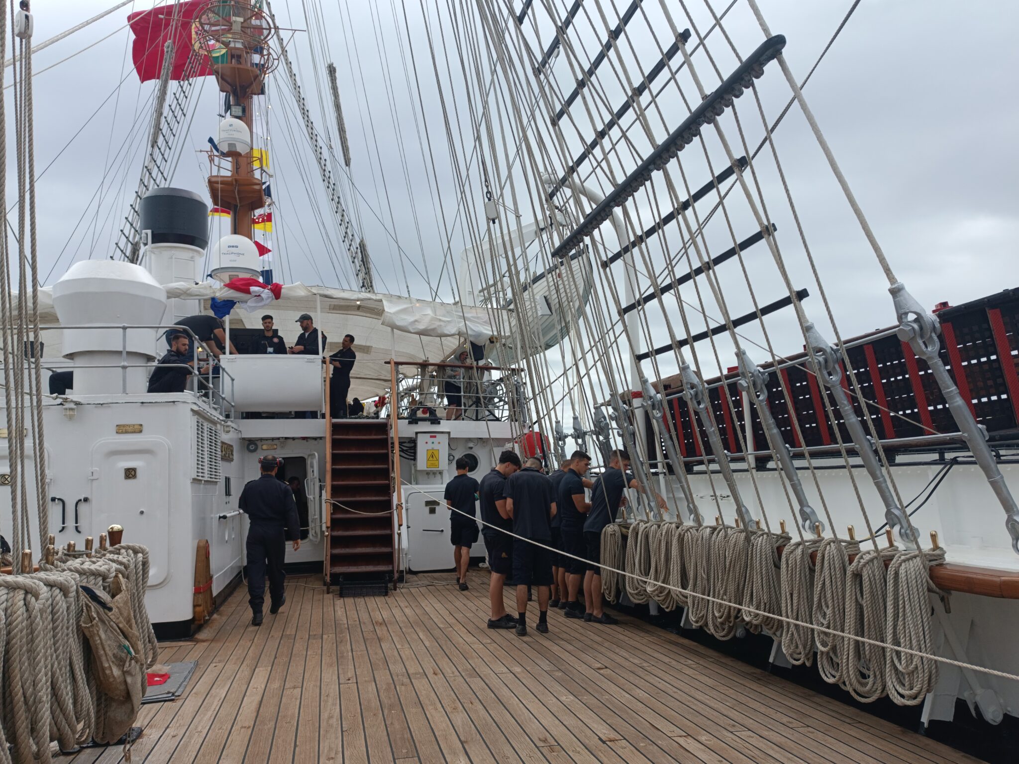 Navio Sagres atracou em Viana. Onde o passado encontra o futuro ...